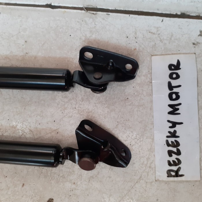 Jual shockbreaker bagasi /shock breaker belakang Toyota Innova | Shopee ...