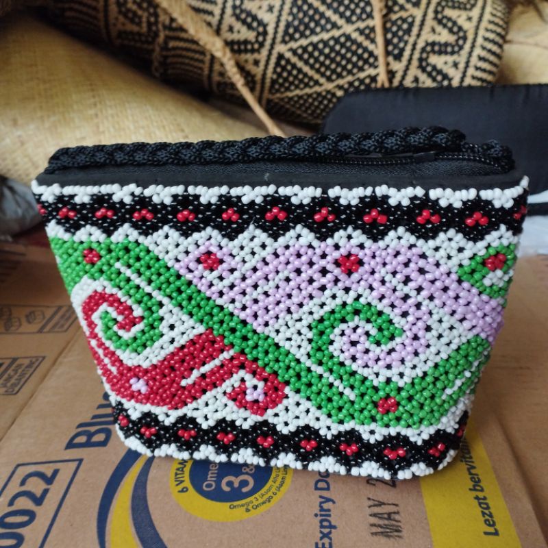 Jual Tas selempang manik motif etnik dayak kalimantan - tas wanita ...
