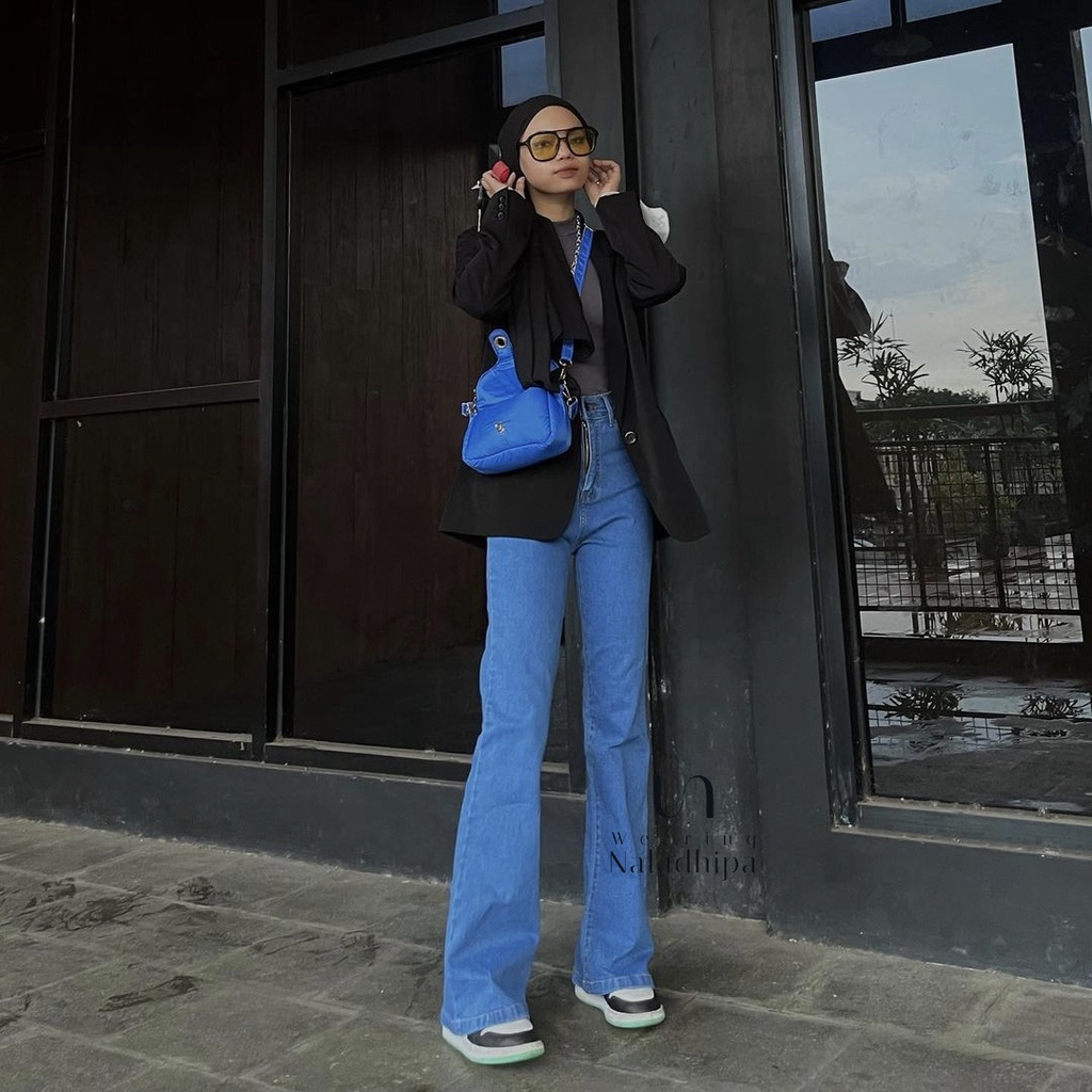 Jual Kezia Cutbray Pants Biru Sedang - Highwaist Jeans Cutbray | Shopee ...