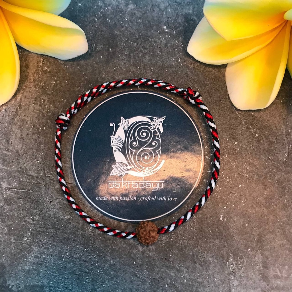 Jual CAKRADAYU Gelang Tridatu khas Bali dengan Biji Genitri Rudraksha ...