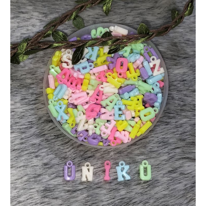 Jual 10gr Mote manik charm huruf pastel mix warna | Shopee Indonesia