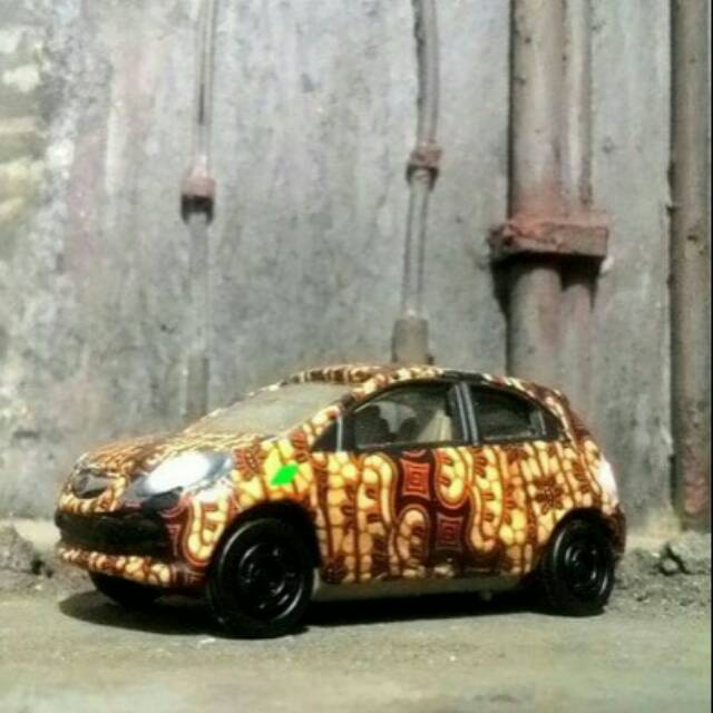 Jual Diecast custom Honda Brio Batik Indonesia Culture Tomica skala 64 ...