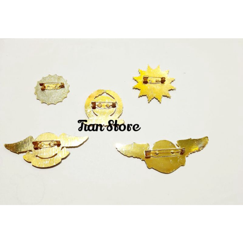 Jual pin bermodel logo sesuai selera menggunakan peniti | Shopee Indonesia