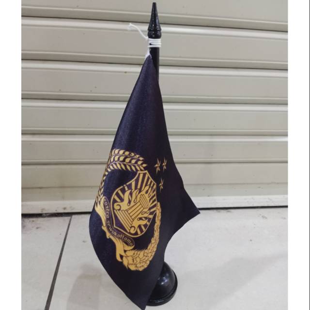 Jual BENDERA MEJA POLRI PLUS TIANG KAYU DAN TATAKAN | Shopee Indonesia