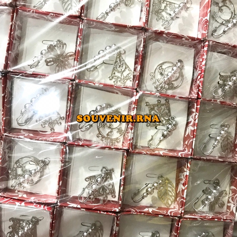 Jual Souvenir Bros Hijab Jurai Mutiara Silver Kemasan box Souvenir ...