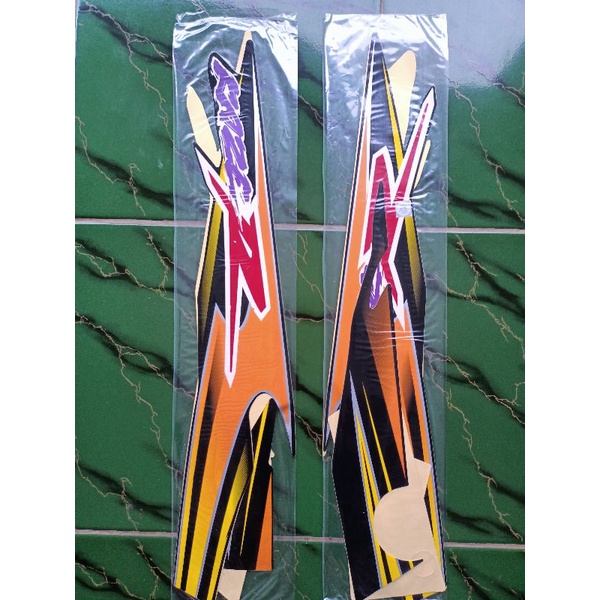 Jual Striping Kaze r 2004 2005 kaze | sticker bodi motor kaze r hitam ...