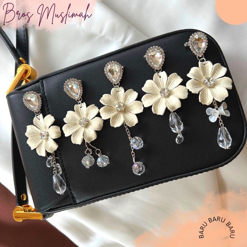 Jual Bros hijab cantik white flower/ Bros manik manik | Shopee Indonesia