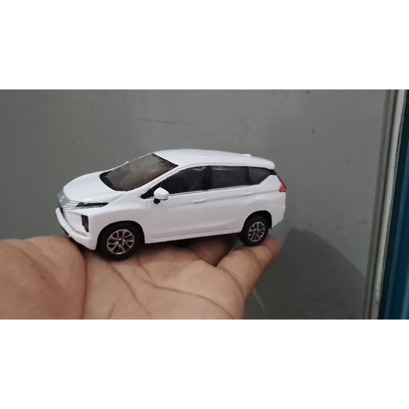 Jual Miniatur Mitsubishi expander sport putih skala 43 | Shopee Indonesia