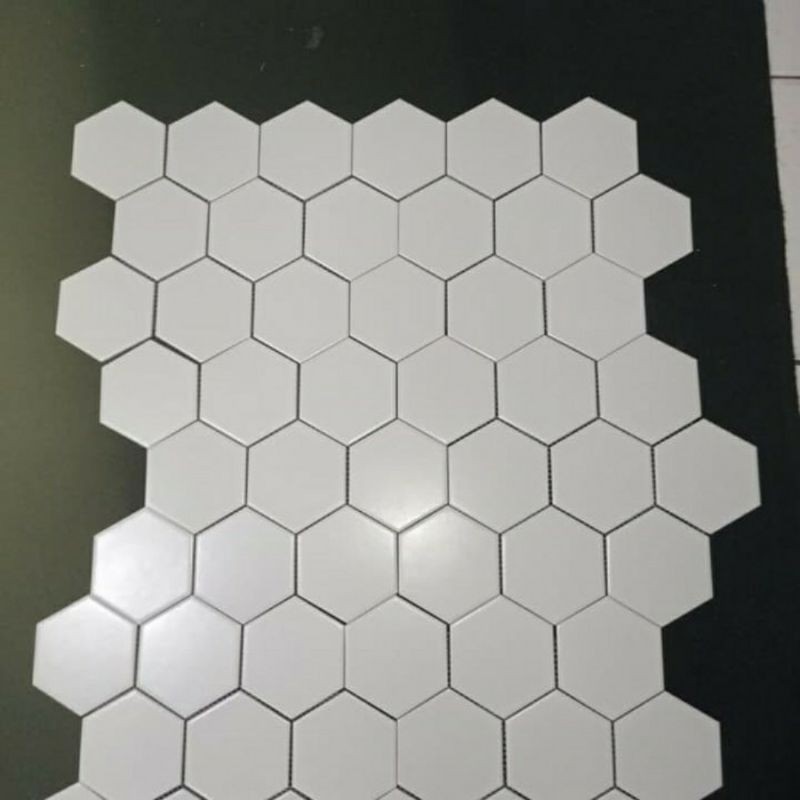 Jual Keramik Mozaic Hexagonal 5cm Putih Doff Mosaic Hexagonal Keramik ...