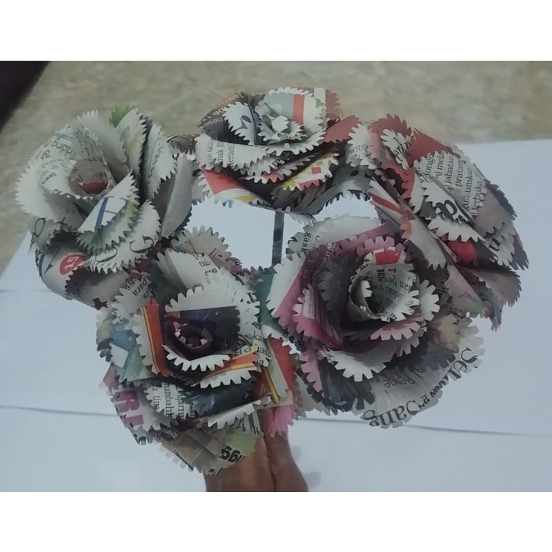 Jual KERAJINAN TANGAN BUNGA MAWAR DARI KORAN/HANDMADE BUNGA MAWAR DARI ...