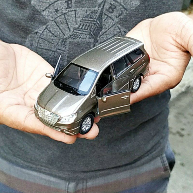 Jual Diecast Mobil Toyota Kijang innova barong grey abu abu harga murah ...