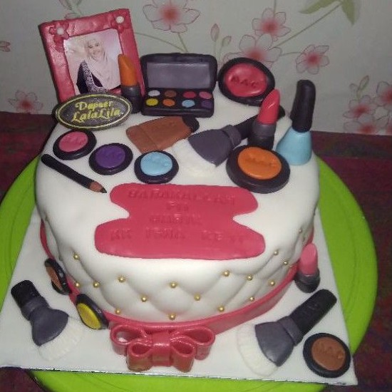 Jual Kue Ulang Tahun MakeUp / Cake Ultah MakeUp / Kue Ultah Custom ...