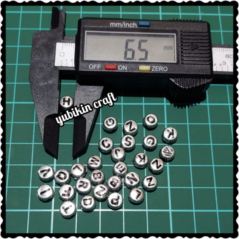 Jual 45 Gram Manik Huruf Alphabet Abjad Bulat 6,5mm Warna Silver Bahan ...