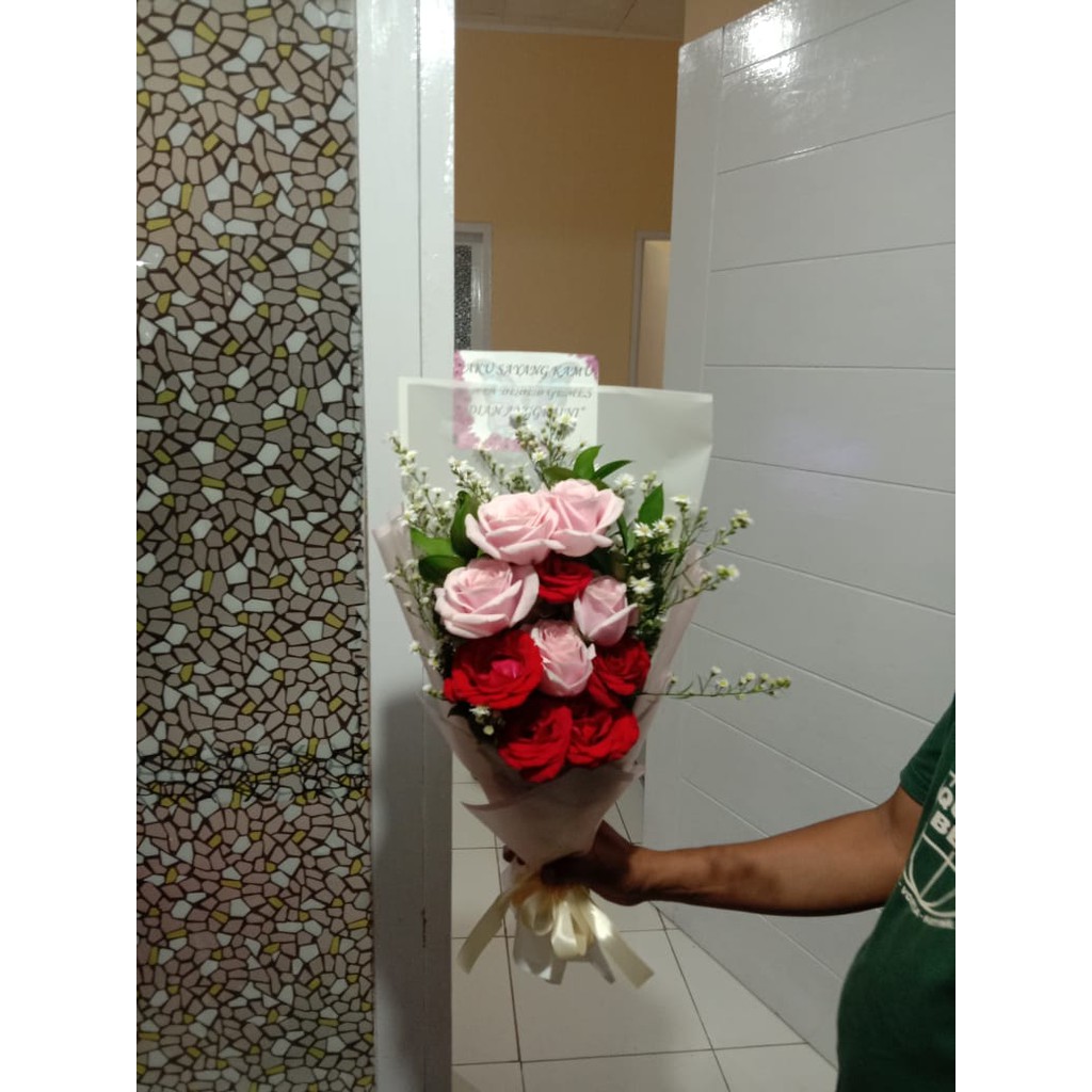 Jual Hand buket mawar /buket bunga /buket wisuda | Shopee Indonesia