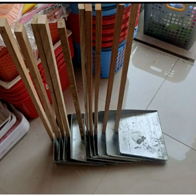 Jual Pengki kaleng murah/pengki seng gagang kayu serokan sampah pengki ...