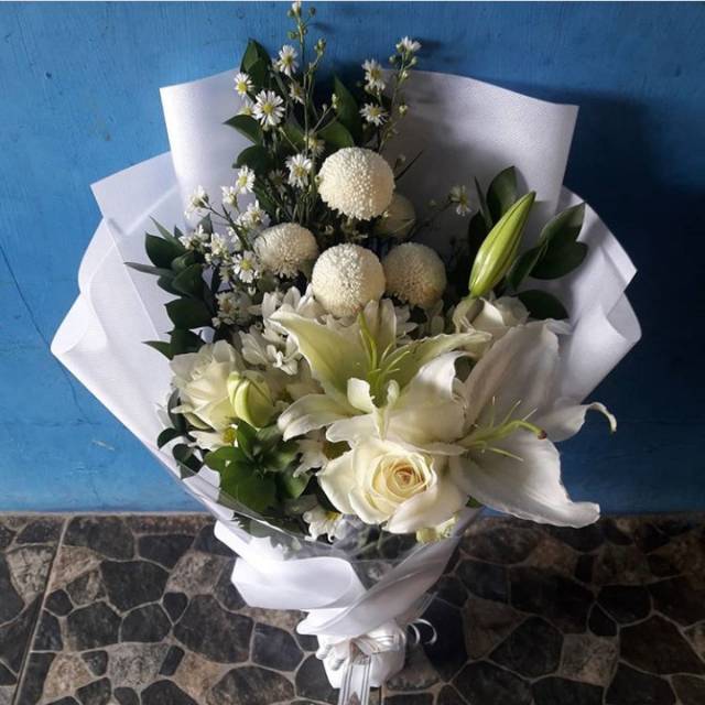 Jual Buket Bunga mawar Putih & Lili (White Rose&Lili Bouquet) | Shopee ...