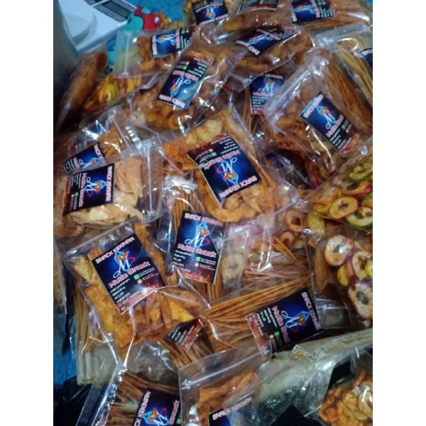 Jual snack kekinian 10rb dapat 12 produk bisa campur makaroni , mi lidi ...