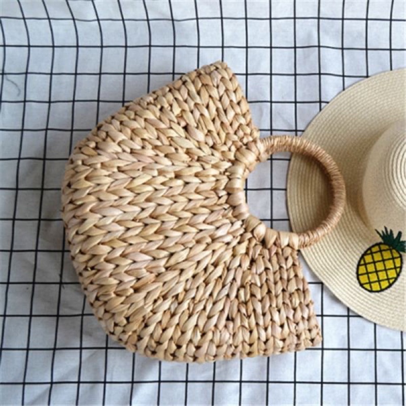 Jual Tas pantai eceng gondok / half moon straw beach bag / tas pantai ...