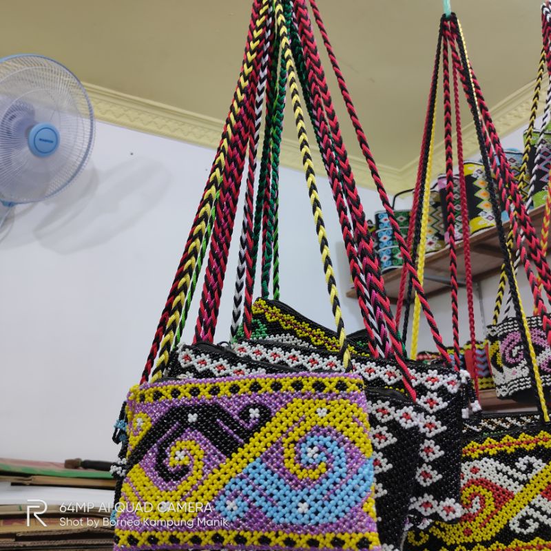 Jual Tas Selempang Manik Ukuran Besar Motif Khas Kalimantan | Shopee ... Jual Tas Selempang Manik Ukuran Besar Motif Khas Kalimantan | Shopee ...