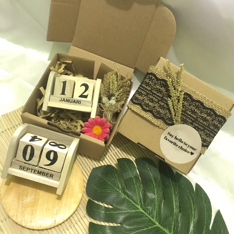 Jual GIFT BOX / HAMPERS - WOODEN CALENDER - KALENDER KAYU [FREE GIFT ...
