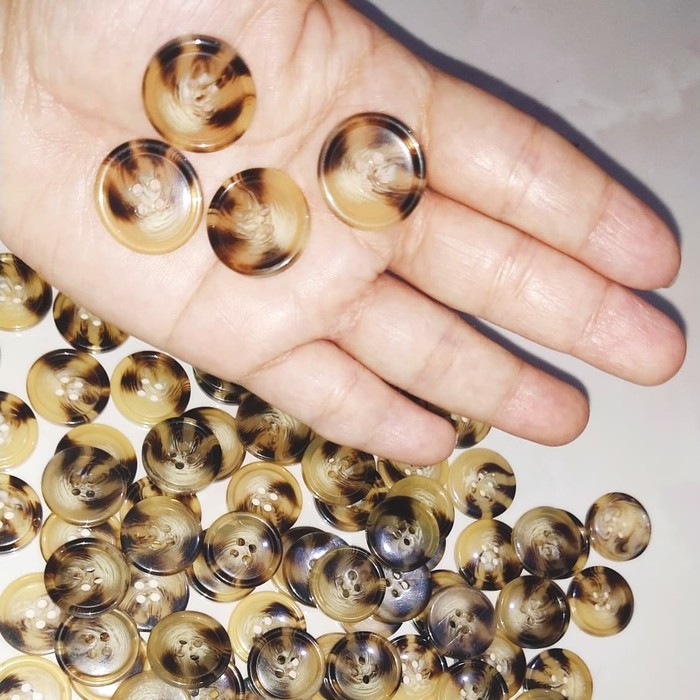 Jual kancing motif macan 23 mm isi 100 kancing baju 36 L - Kancing ...