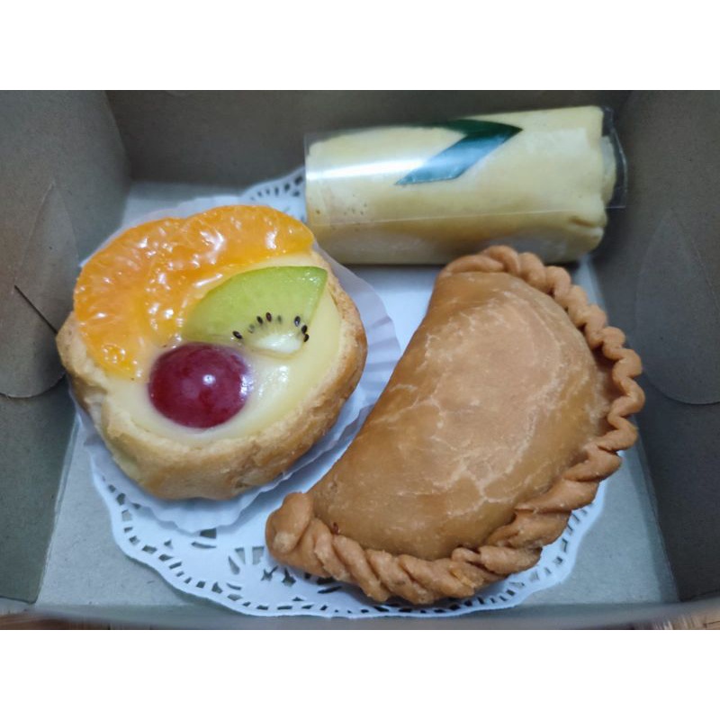 Jual Snack Box Isi 3 Kue Premium Halal Enak Murah Free Stiker | Shopee ...