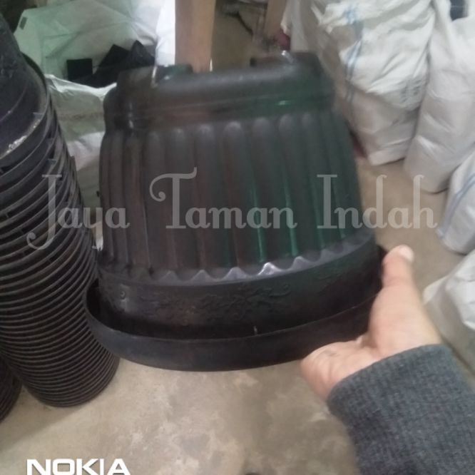 Jual pot bunga warna hitam ukuran 25 model belimbing | Shopee Indonesia