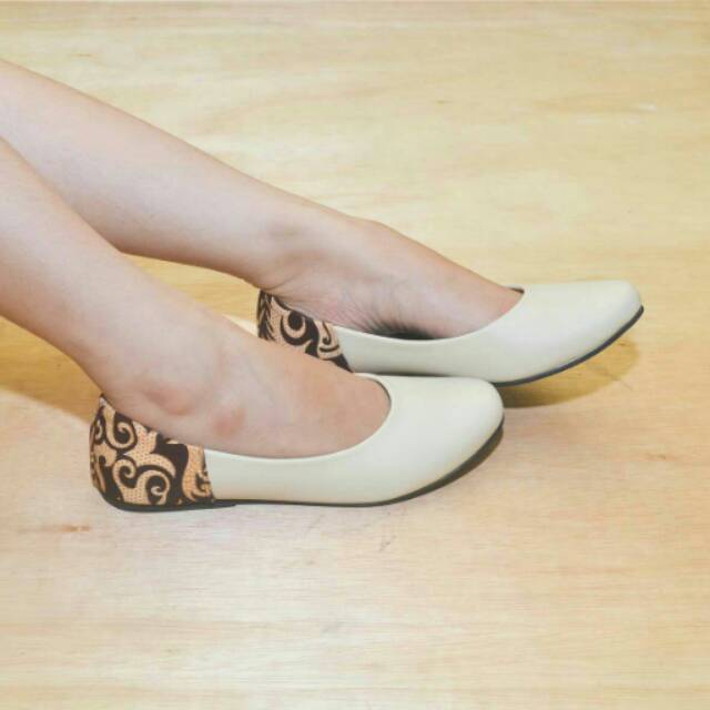 Jual Sepatu Batik Cream Mocha by The Warna | Shopee Indonesia