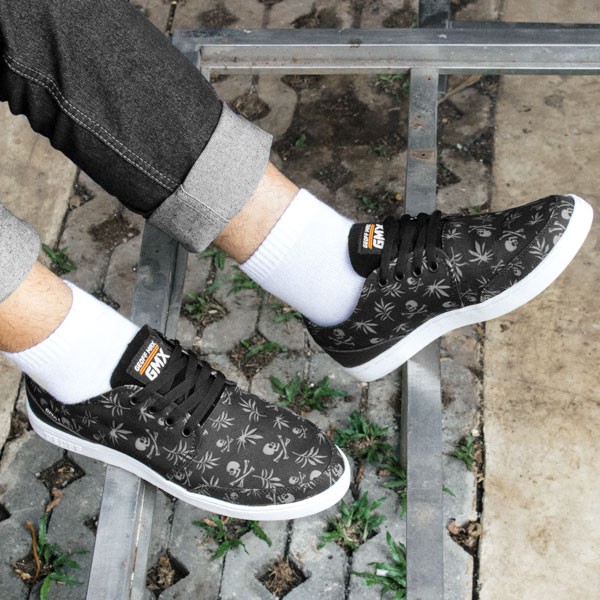 Jual Sepatu Sneakers Kets AUTHENTIC SKULL PALM HS ARTSY Geoff Max ...