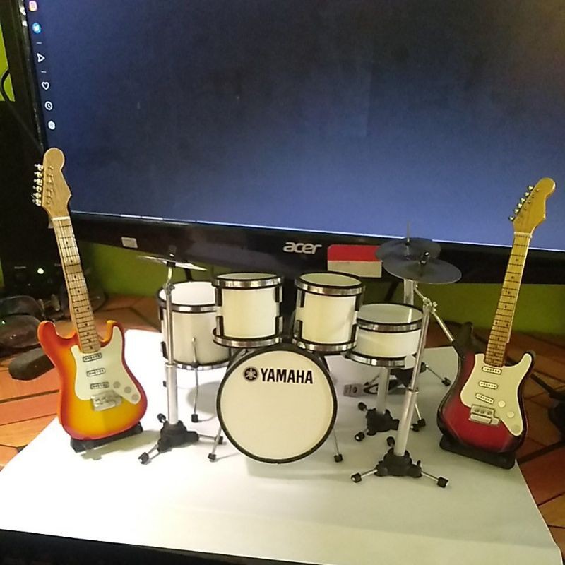 Jual Satu Set Miniatur Alat Musik dan 2 Gitar Ibanez/Fender Keren 99% ...