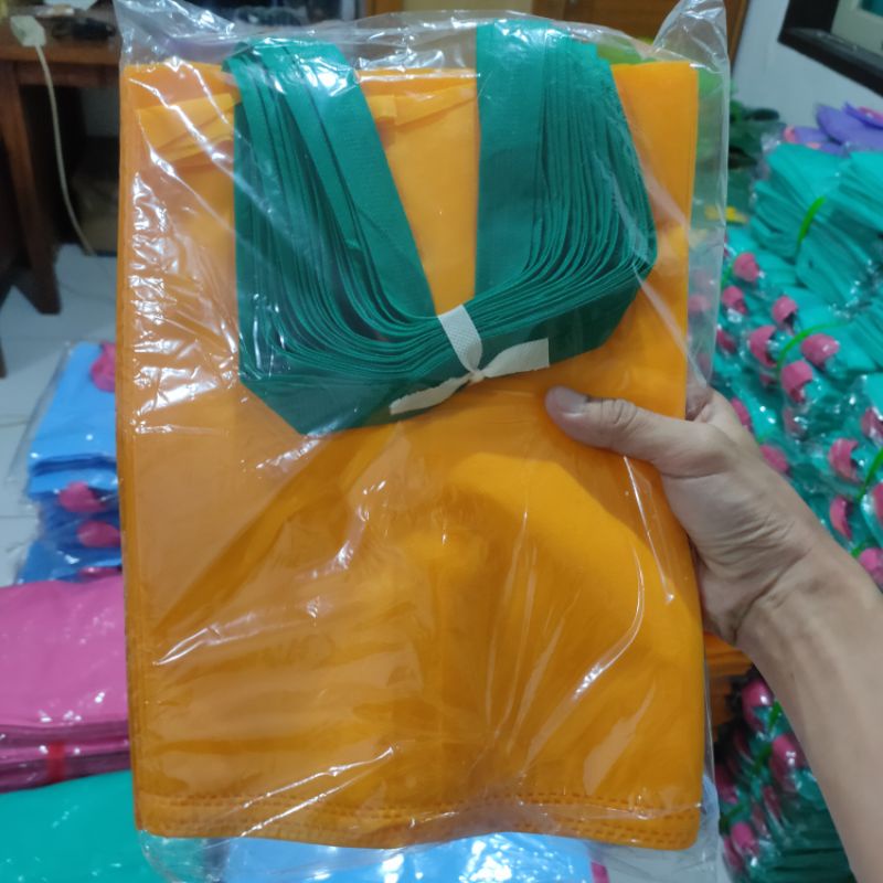 Jual POLOS SATUAN tas spunbond kotak nasi 22x22 20x20 18x18 tas kain box nasi tas hajatan tas ...
