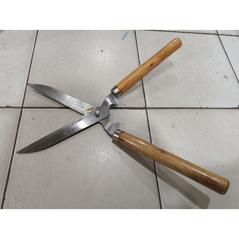 Jual Gunting Rumput Gagang Kayu / Akat untuk Memotong Rumput Liar ...