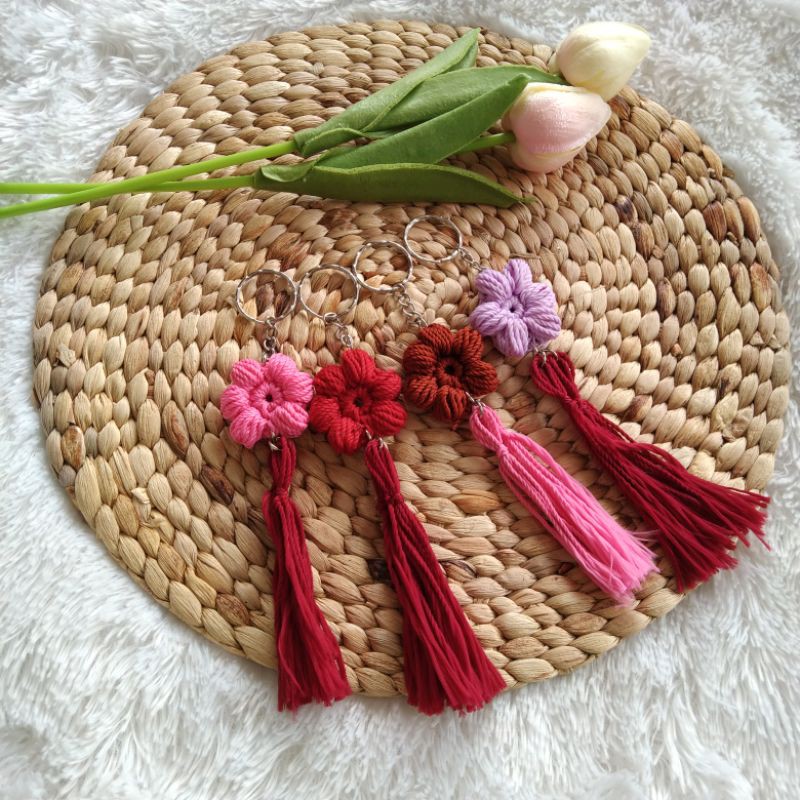 Jual gantungan kunci rajutan lucu / ganci rajut bunga tessel / suvenir ...