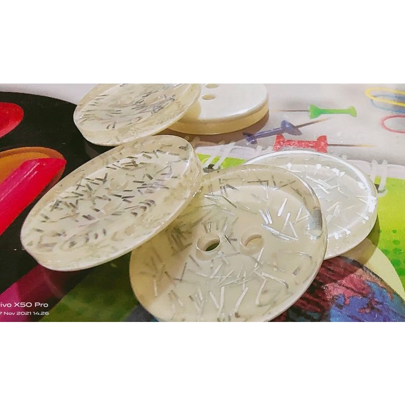 Jual (12 BIJI) kancing Putih Dan Hitam Serabut Silver Ukuran 15-21 mm ...