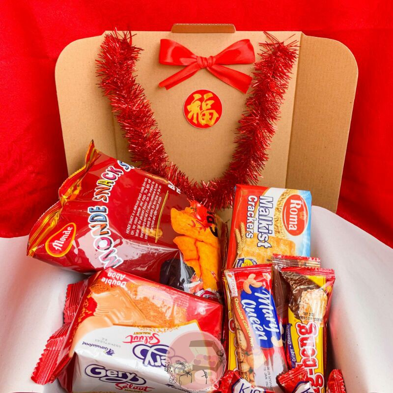 Jual Custom Gift Box Hampers Jajan/Foto polaroid/Sticker/Ilustrasi Foto ...