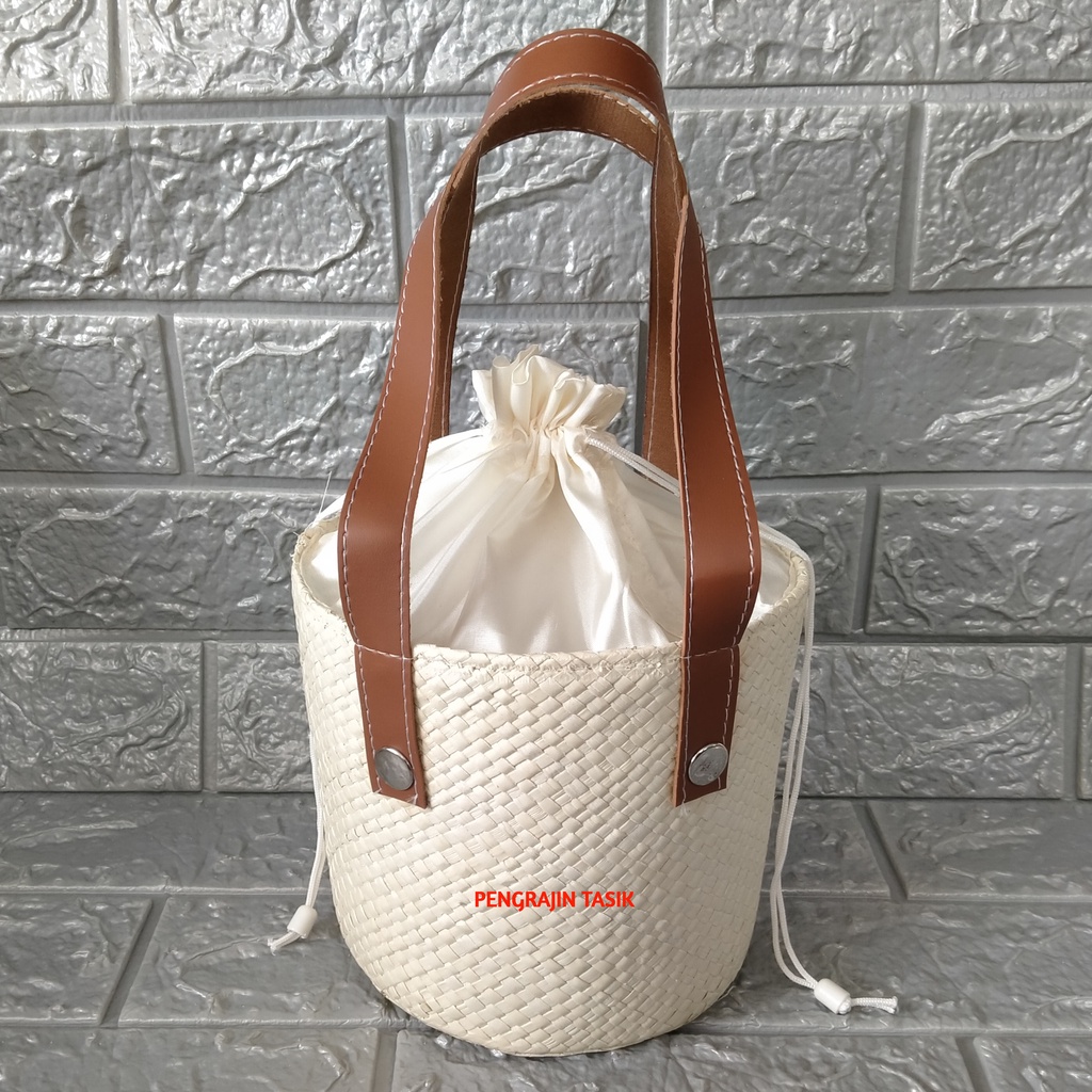 Jual Tas Parcel Anyaman Pandan Warna Isi 2 Toples Tali Kulit Sintetis ...
