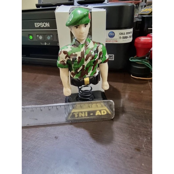 Jual pajangan mobil patung tni baret loreng | Patung miniatur TNI ...