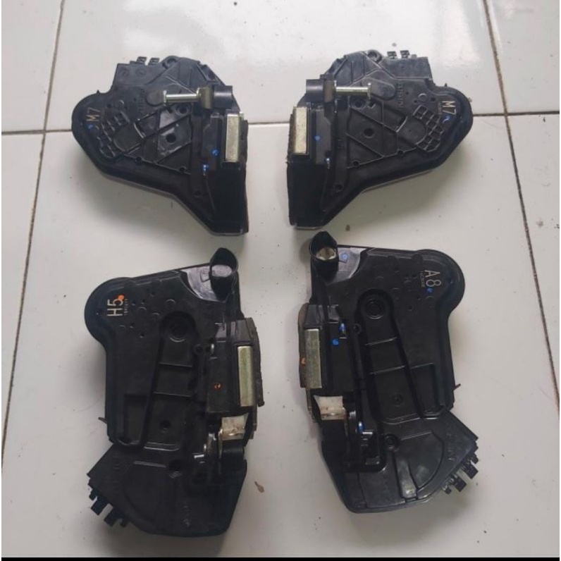 Jual door lock pintu kiri dan kanan depan belakang innova reborn ...