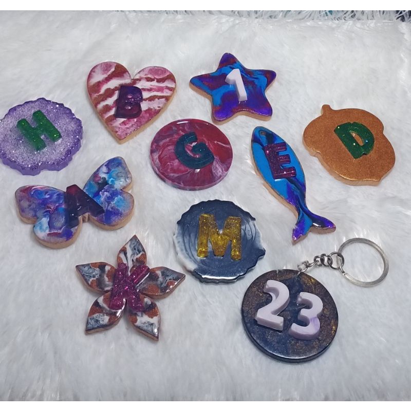 Jual gantungan kunci resin inisial nama | Shopee Indonesia