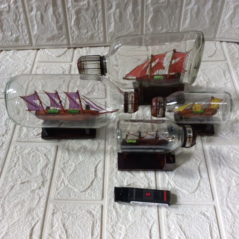 Jual Hiasan Lemari Botol Isi Perahu / Koleksi Pajangan Miniatur Botol ...