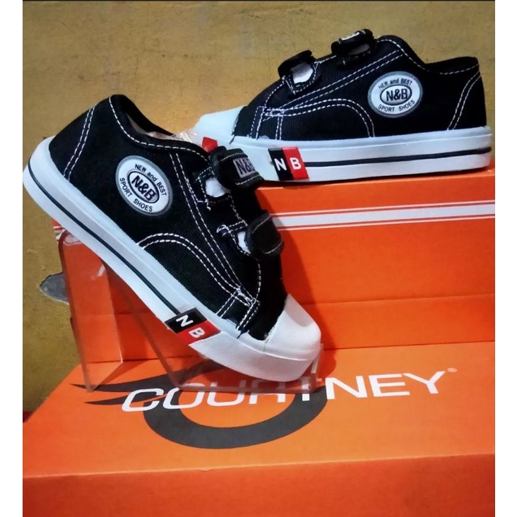 Jual SEPATU SEKOLAH/(NB) HITAM PUTIH) TK/SD/SMP BAHAN CANVAS | Shopee ...