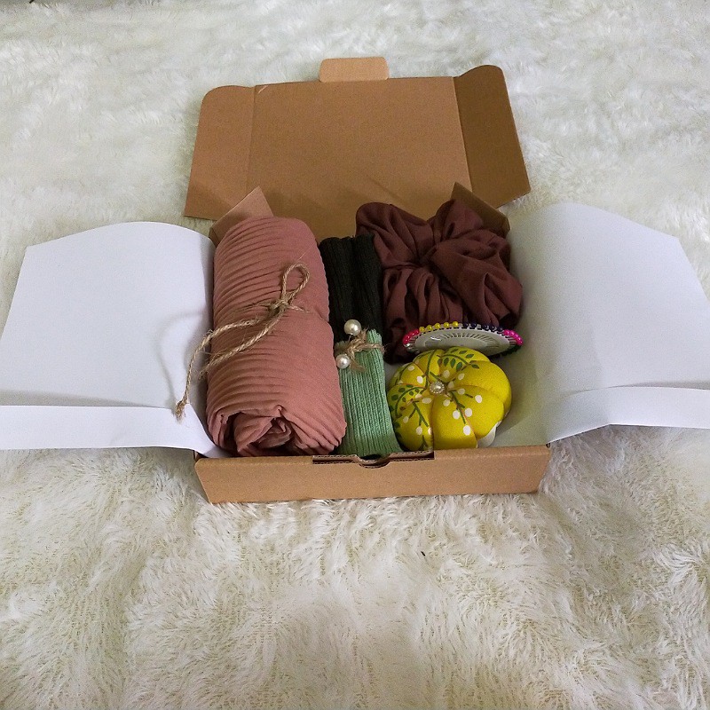 Jual Hampers hijab pashmina plisket /gift box kado ulangtahun/wisuda/pernikahan warna mocca ...