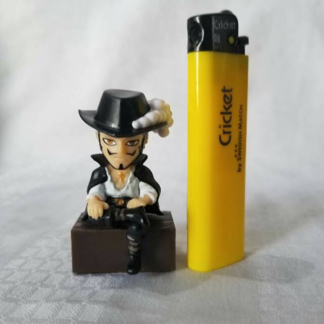 Jual mainan action figure dracule mihawk duduk chibi one piece tatakan ...