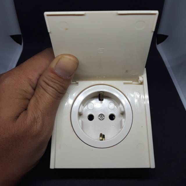 Jual Broco stop kontak ib socket outlet with cover cream socket dgn ...