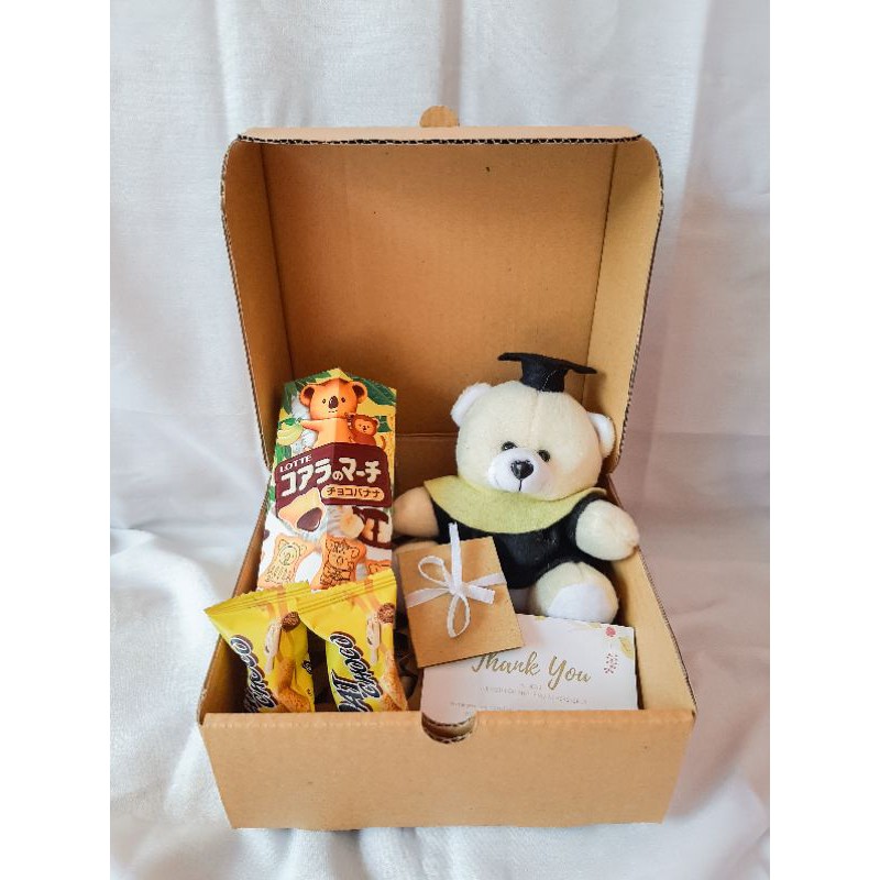 Jual paket kado wisuda/ hampers wisuda/ boneka wisuda murah/ snack box ...