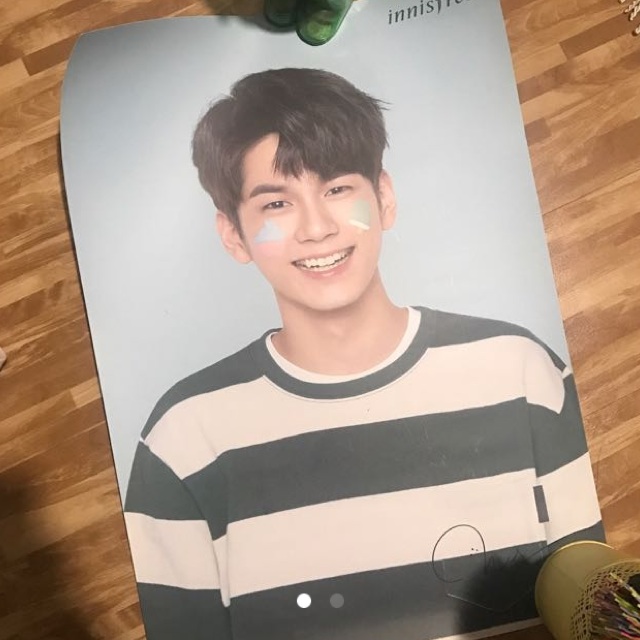 Jual Poster Innisfree Ong Seungwoo | Shopee Indonesia