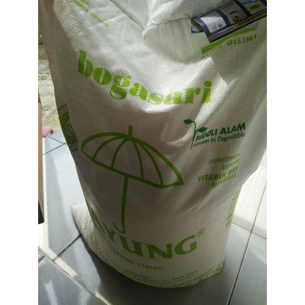 Jual Tepung Terigu/Gandum Payung kiloan 1kg (packing kresek) | Shopee ...
