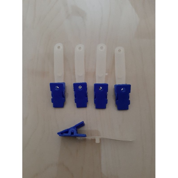 Jual jepit plastik segi warna biru merah kuning hijau id card jepitan ...