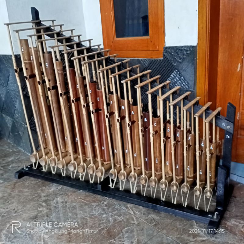 Jual Angklung pengamen 18 nada 2 tabung bambu hitam pake Topi ( nada E ...