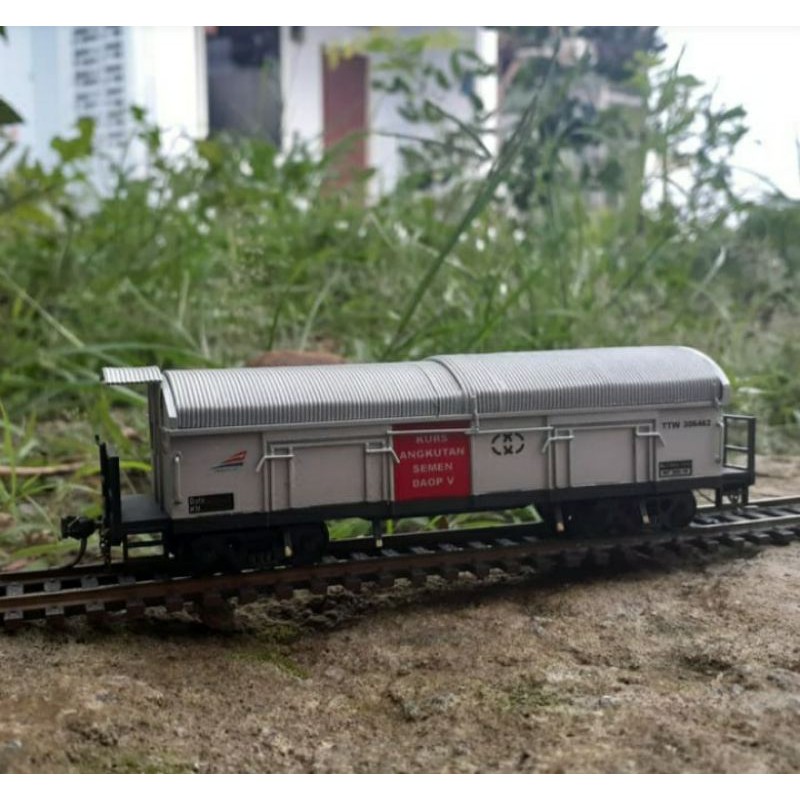 Jual miniatur kereta api indonesia gerbong barang ttw skala 76 | Shopee ...
